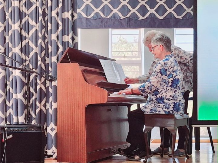 Foot-tapping fun: Sing-along hits the right note at Thornhill Manor ...