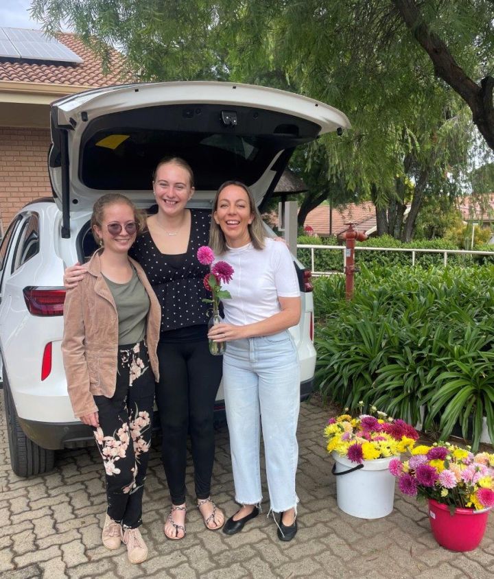 Flowers and goodwill bring smiles to Tarentaal Village residents – Rand ...